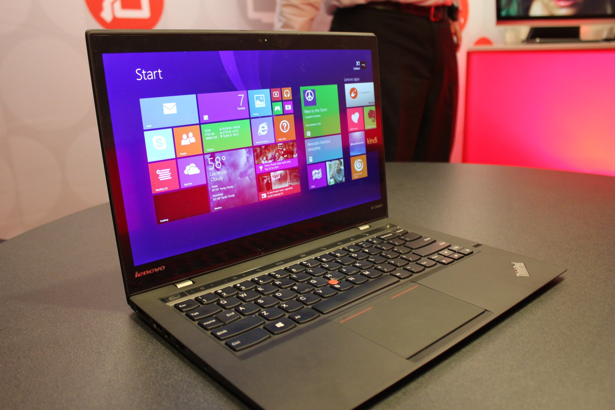 ThinkPad X1 có thân hình siêu mỏng được làm từ chất liệu carbon