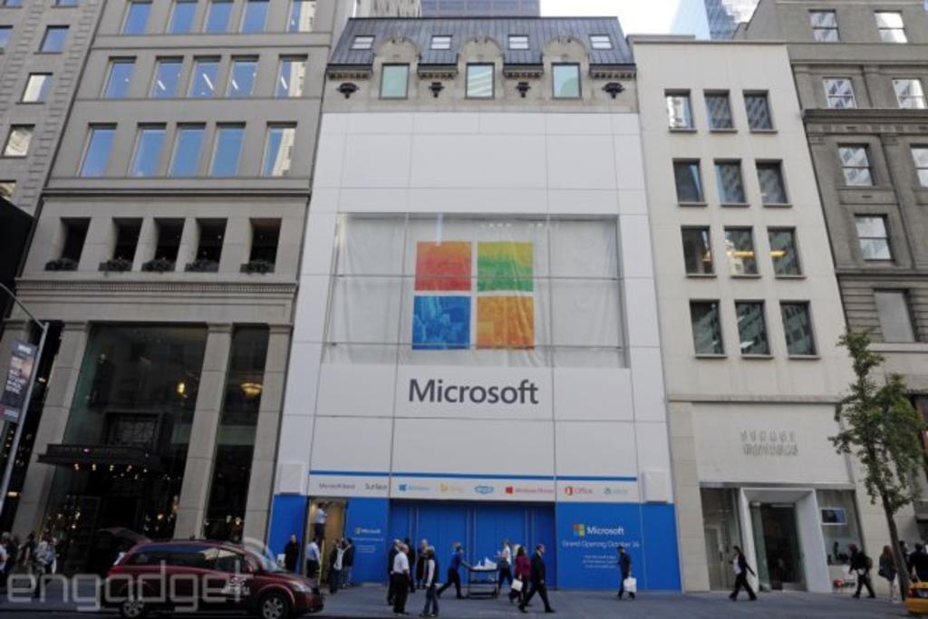 Cận cảnh Microsoft Store lớn nhất mới khai trương tại đại lộ Fift